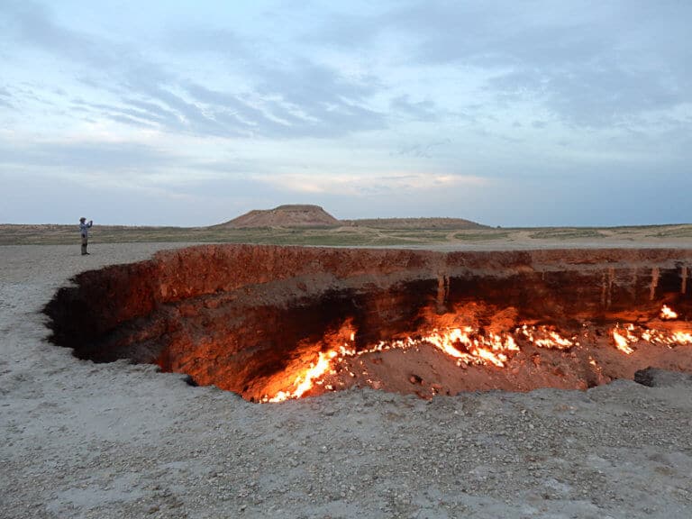 The Amazing Darvaza Gas Crater (Gates of Hell Turkmenistan)